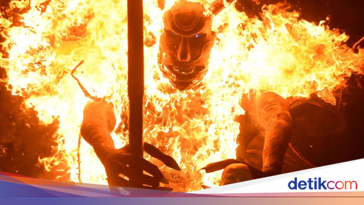 Patung Iblis Bergambar Trump Dibakar dalam Perayaan 'Pembakaran Setan ...