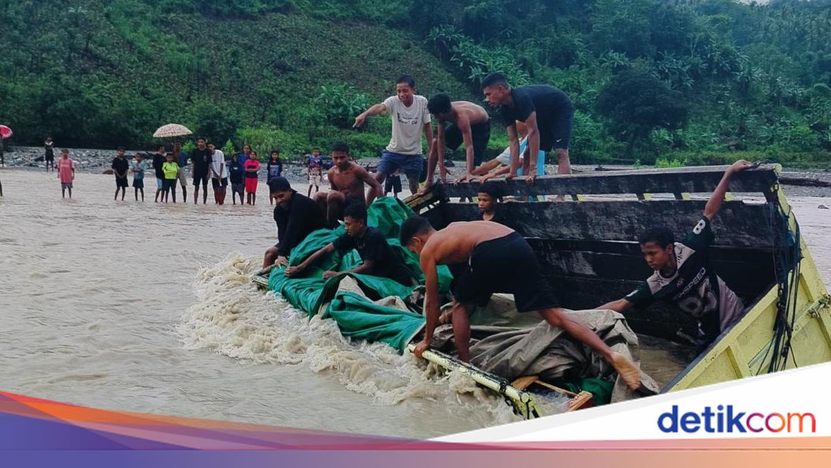 Truk Angkut Bantuan Panel Surya Terjebak Berjam-jam di Kali Bonpo Kupang