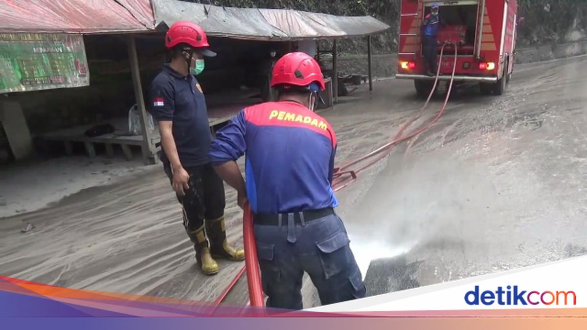 Abu Semeru Licin dan Berdebu, Damkar Bersihkan Jalur Lumajang-Malang