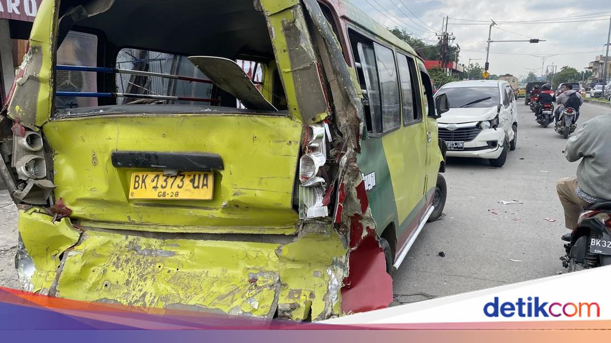 4 Kendaraan Terlibat Kecelakaan Beruntun di Depan Polda Sumut, 1 Orang ...