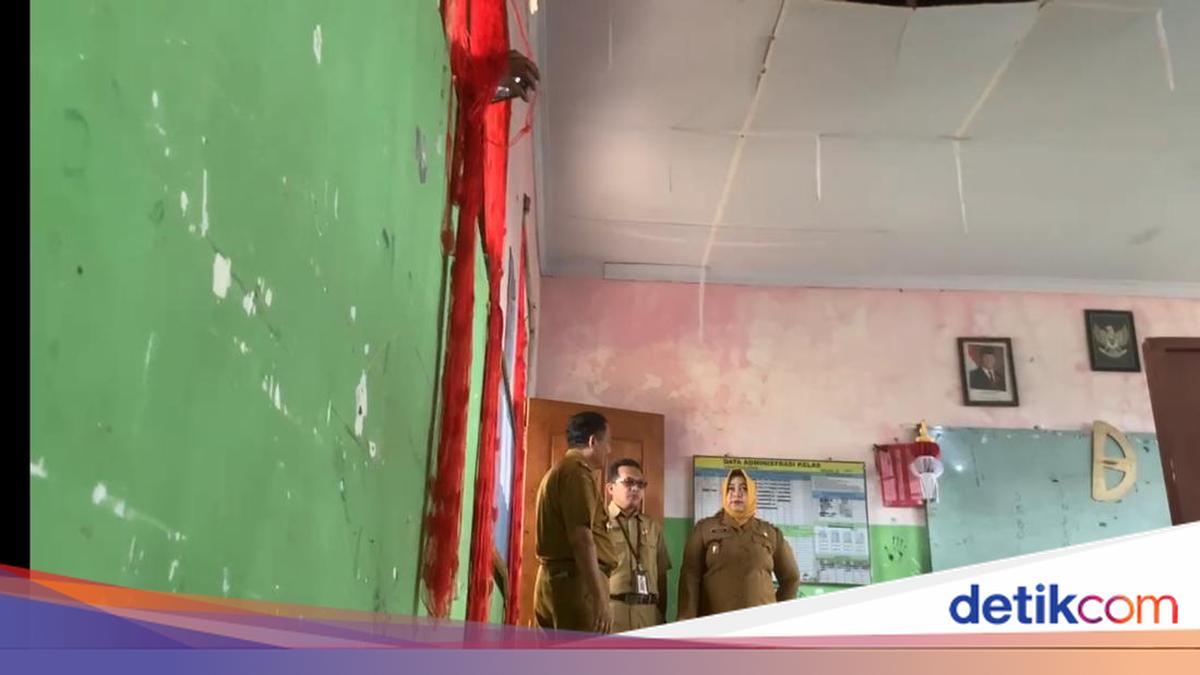 Atap Ambrol, Plt Bupati Ponorogo Minta Kelas SDN 2 Singgahan Kosong