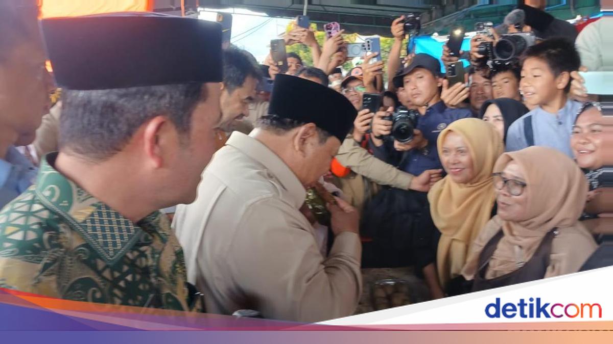 Saat Prabowo Cicip Gutel di Posko Pengungsian Takengon Aceh Tengah