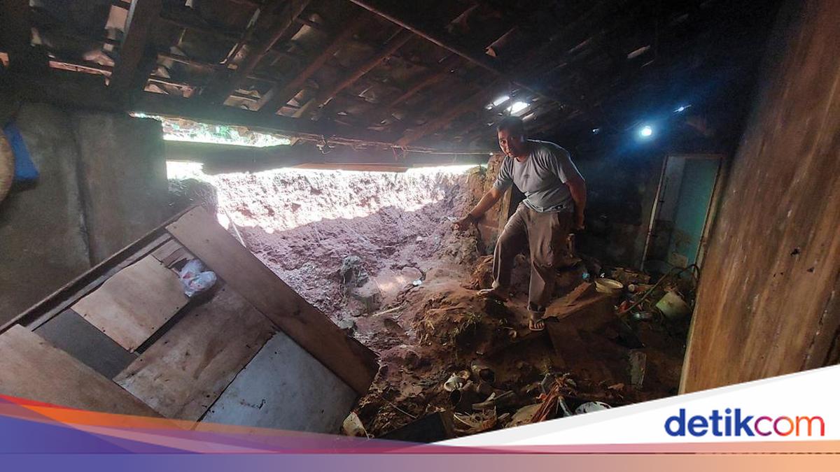 13 Rumah Rusak Diterjang Banjir di Bandung Barat, Tembok Jebol