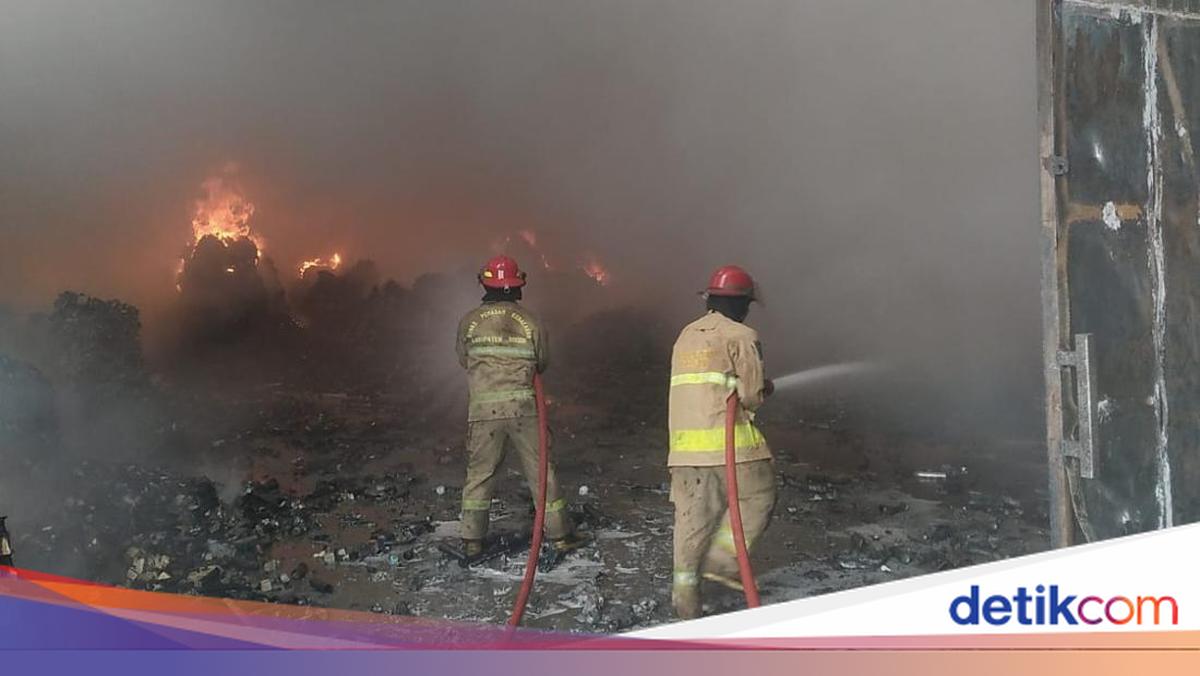 Gudang Kosmetik di Gunung Putri Bogor Terbakar, Diduga Akibat Cuaca Panas