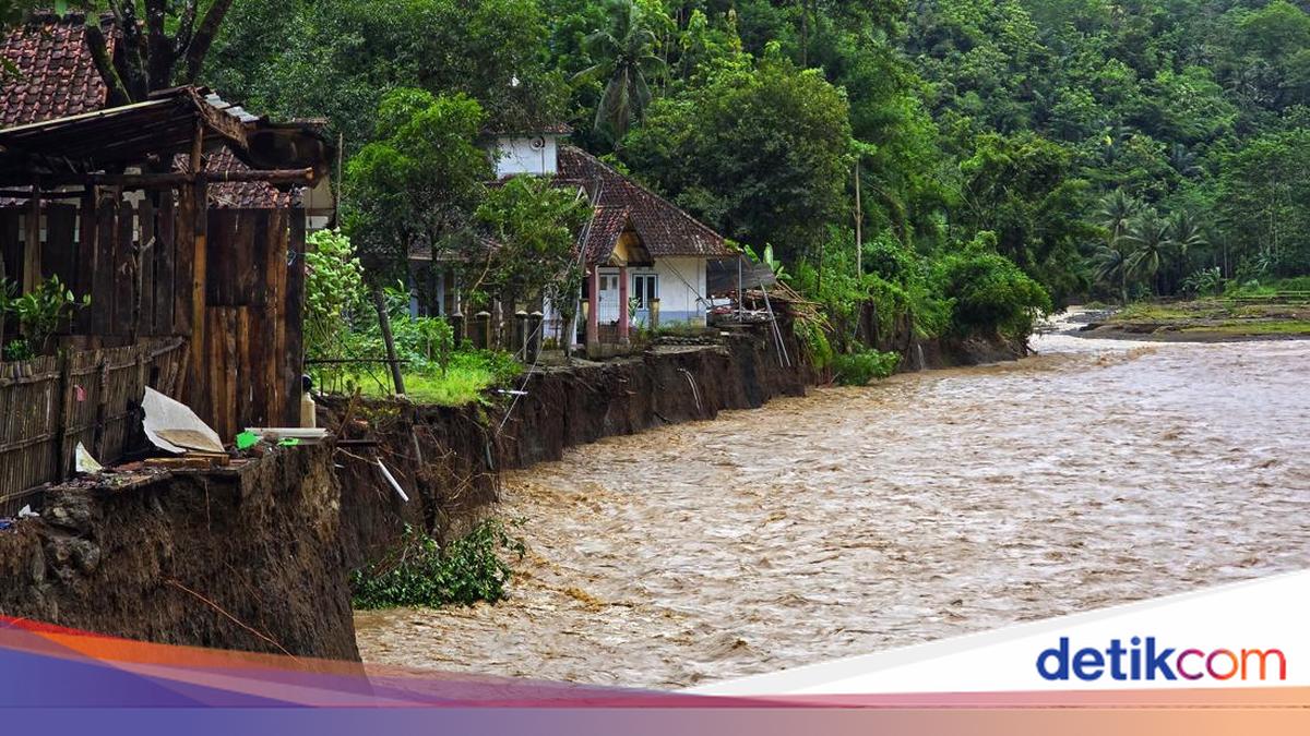 Kampung Sawah Tengah Jadi 'Lembur Kuburan' Akibat Erosi Sungai Cidadap