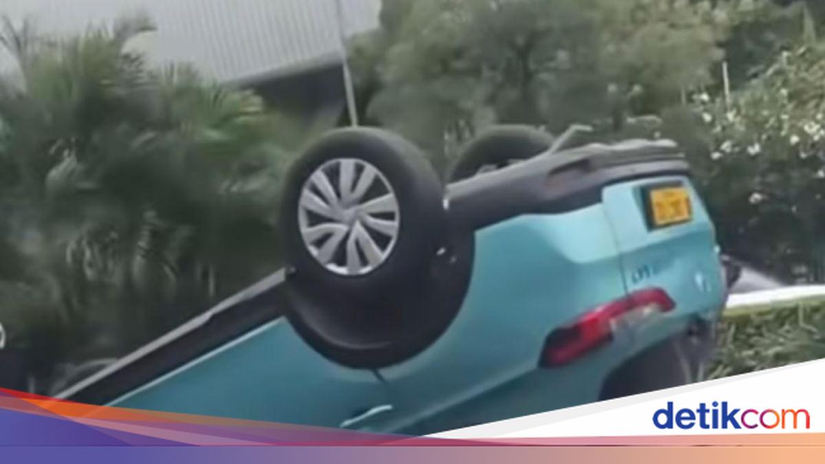 Kecelakaan Taksi hingga Terbalik di Bekasi, Berawal dari Ban Pecah