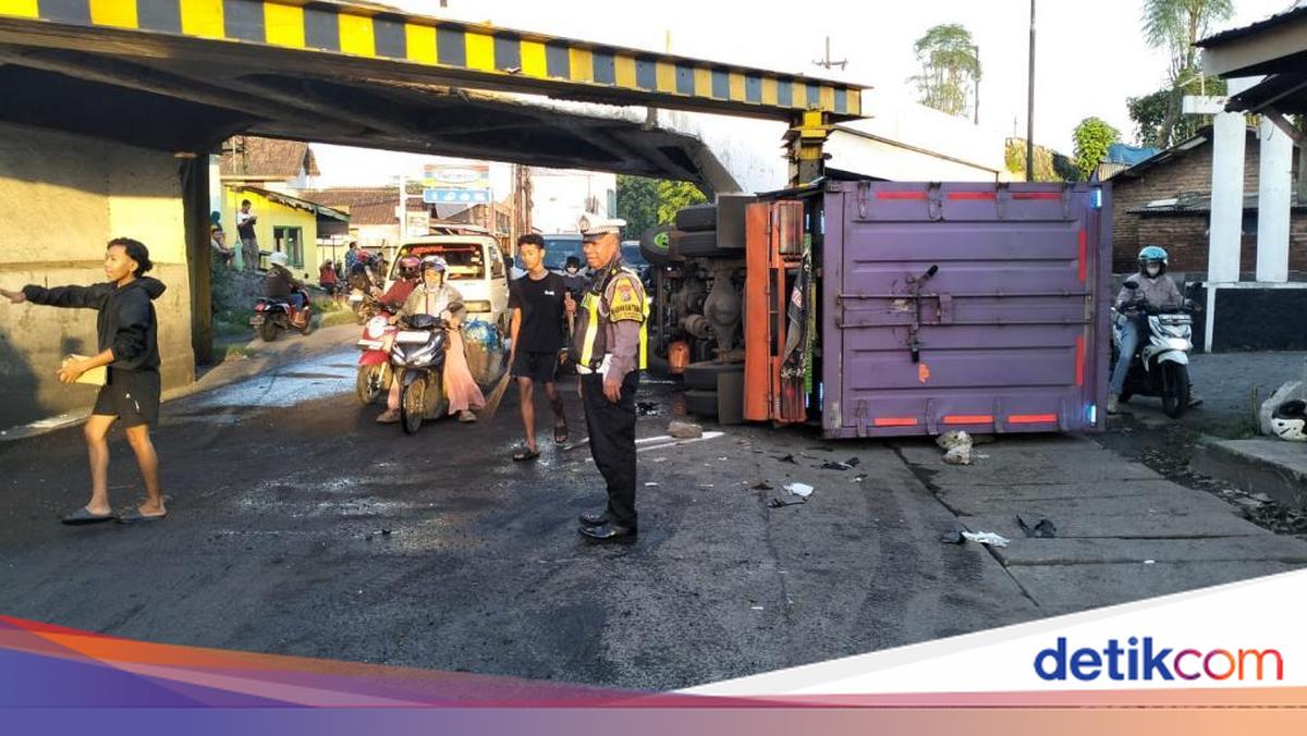 Tersangkut Besi Viaduk Gempol, Truk Terguling Timpa Motor hingga Remuk