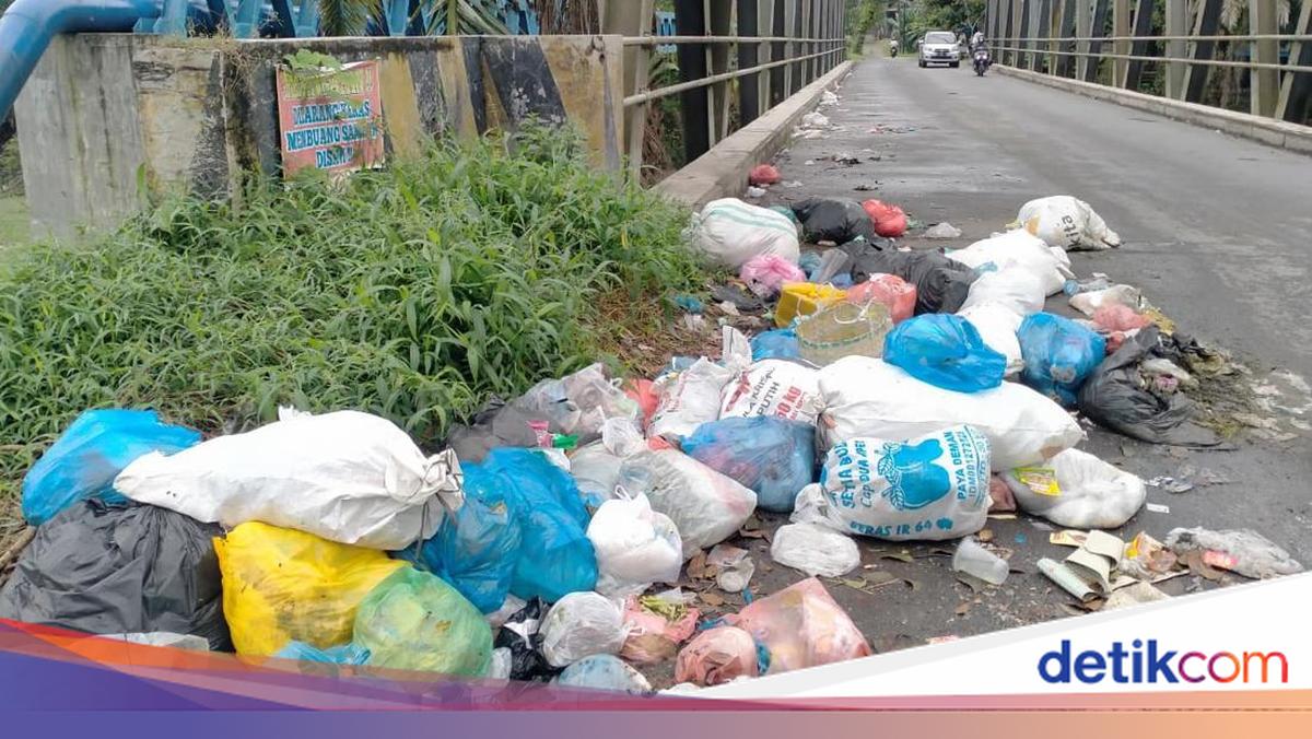 Sampah Menumpuk di Jembatan Payaroba Binjai, Bau Busuk Menyengat