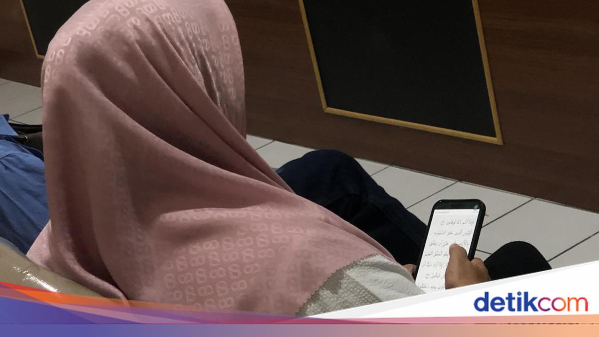 Temani Suami, Eks Bupati Sleman Kustini Sri Purnomo Ngaji di Ruang Sidang