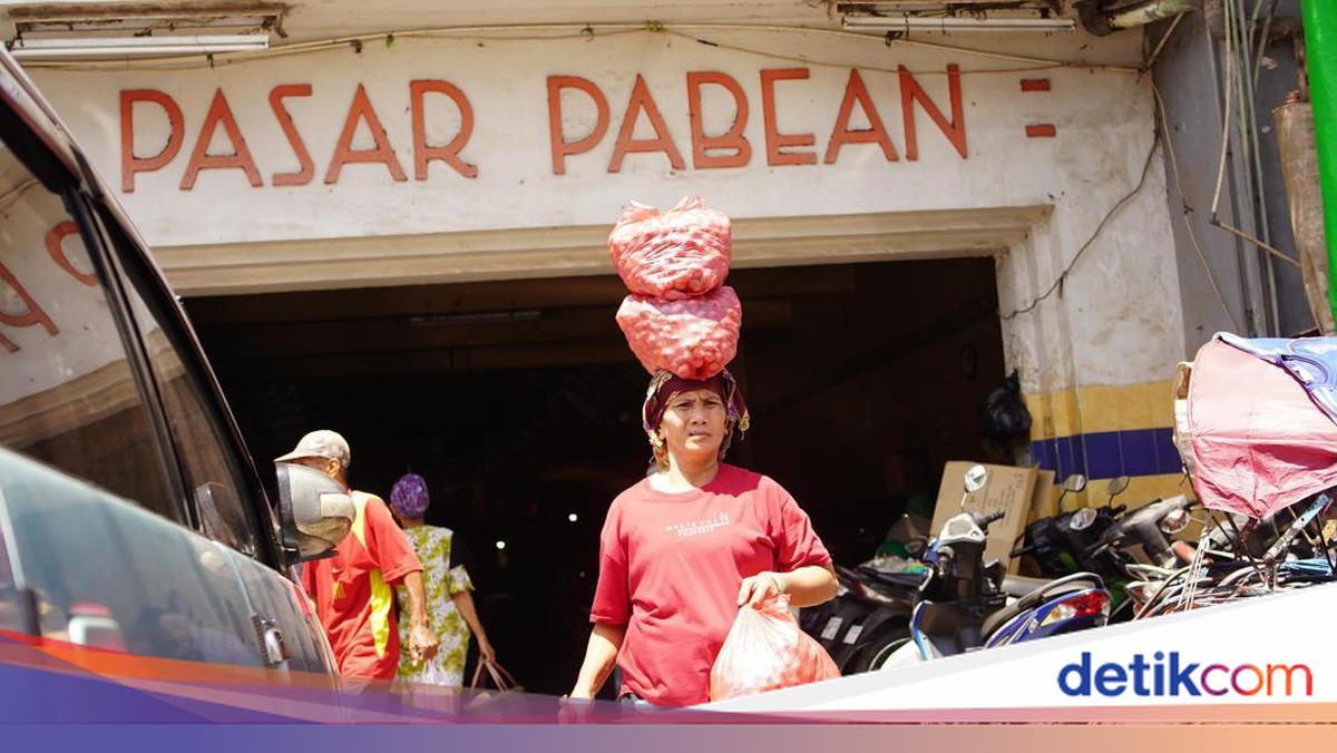 Potret Kuli Panggul di Pasar Pabean Surabaya