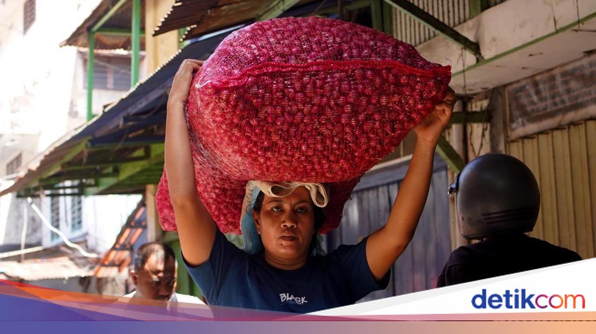 Beban Ganda Perempuan Kuli Panggul di Pasar Pabean Surabaya