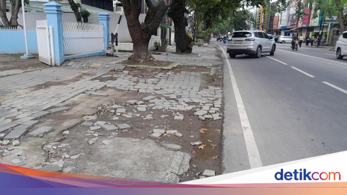 Trotoar di Jalan S Parman Hancur, Pejalan Kaki Ngeluh Gampang Tersandung