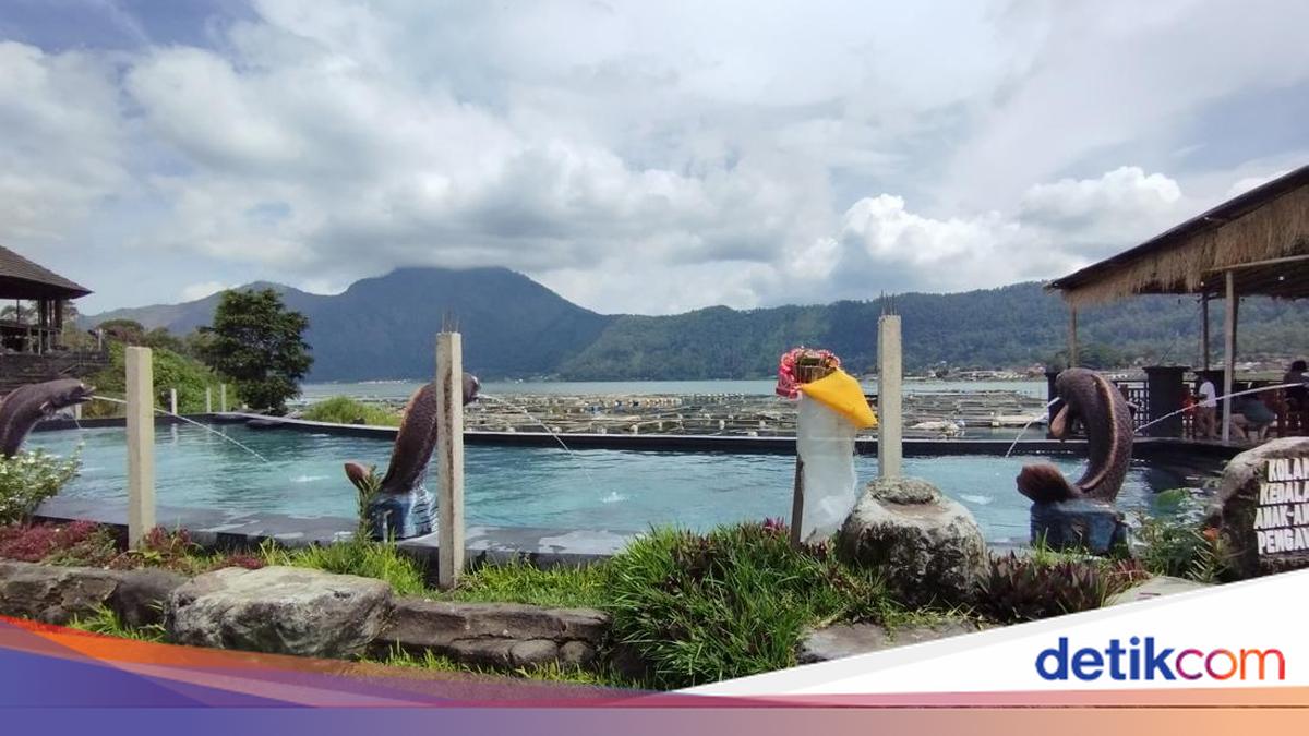 Sensasi Berendam Air Hangat dan Bersantap di Sisi Danau Batur