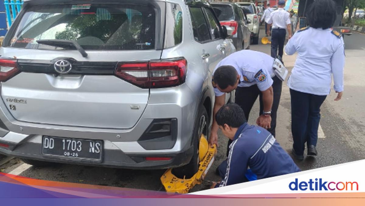 20 Mobil Parkir Sembarangan di Riburane-Ahmad Yani Makassar Digembok Dishub