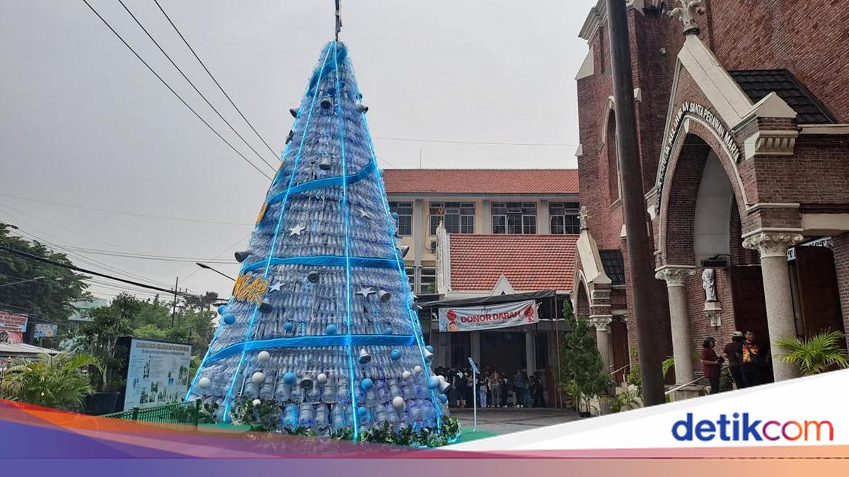 Gereja Kepanjen Surabaya Pajang Pohon Natal dari 2.000 Botol Plastik