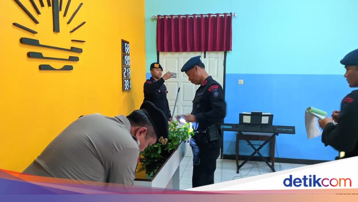 Tim Gegana Sterilisasi Gereja di Pangandaran Jelang Natal