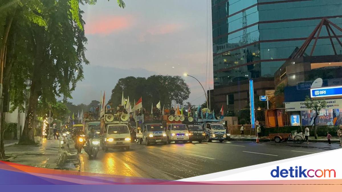 Massa Demo Buruh Tutup Jalan Basuki Rahmat Surabaya