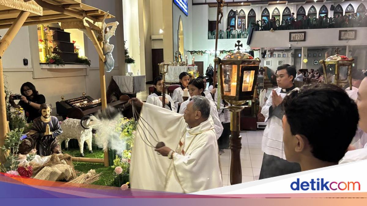 Ribuan Umat Khusyuk Ikuti Misa Natal di Gereja Santa Maria Tak Bercela