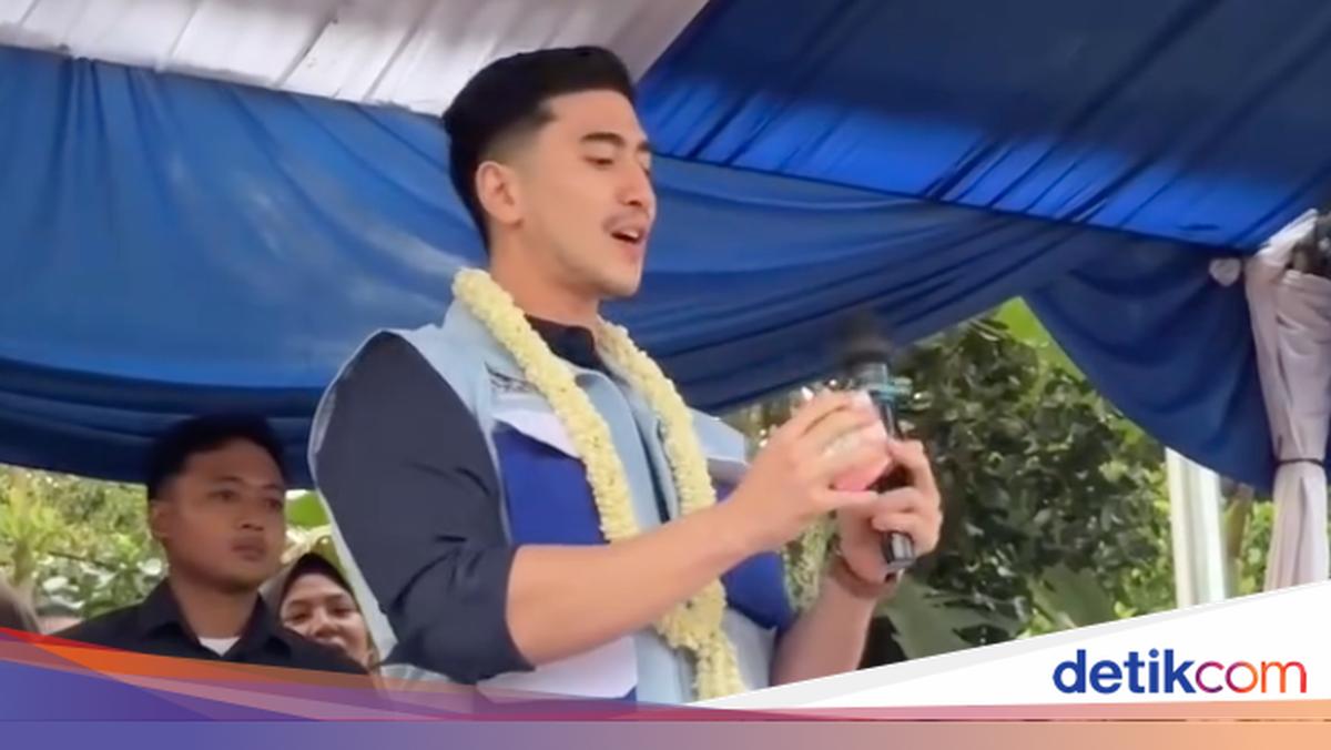 Bukan Anti Peluru, Verrell Bramasta Pakai Rompi Anti Galau Kunjungi Warga