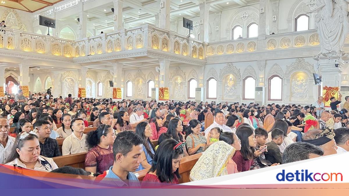 Potret Suasana Misa Natal di Gereja Katolik Katedral Denpasar