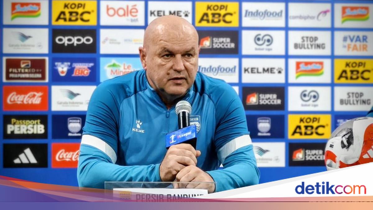 Bojan Hodak Singgung Kepemimpinan Wasit di Laga Persik Vs Persib