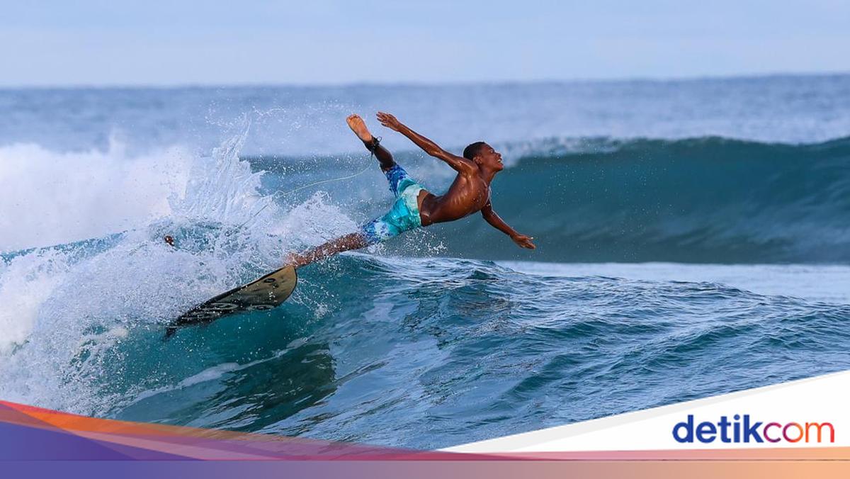 Musim Ombak Tiba, Selancar Jadi Daya Tarik di Manokwari