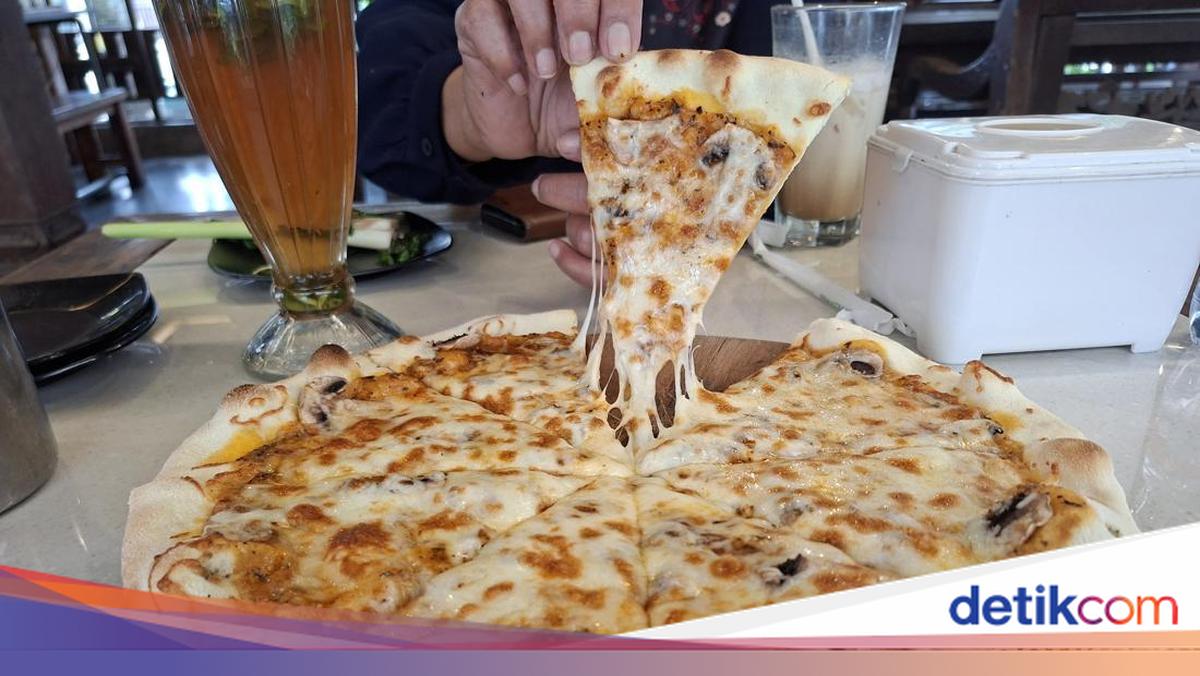 Menikmati Piza Tungku Legendaris di Kafe Kebon Bandung