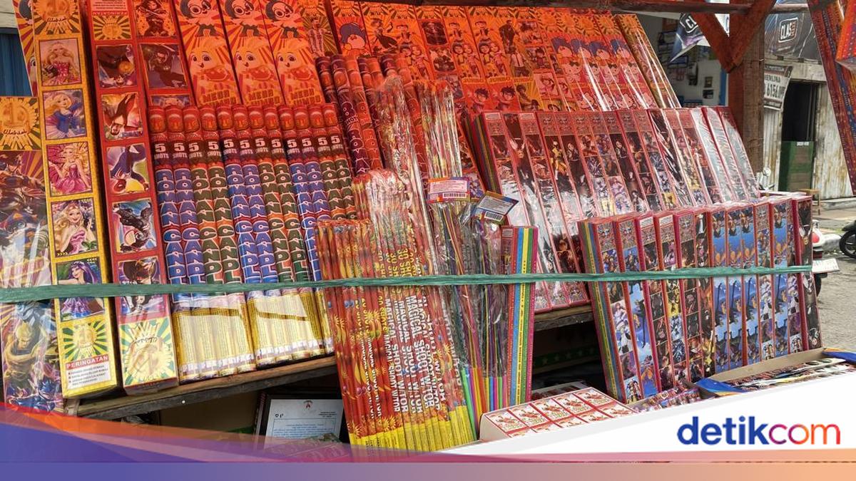 Larangan Kembang Api Dadakan, Pedagang Musiman di Bandung Menjerit