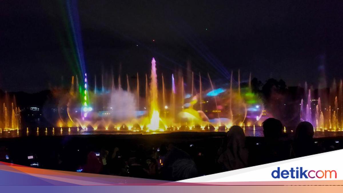 Air Mancur Tirta Pikat Pengunjung dengan Tarian Air Berlampu Warna-warni