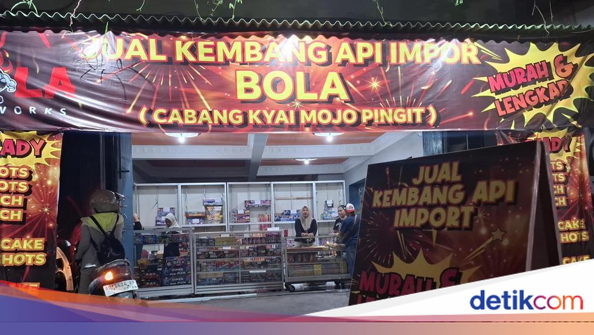 Tak Ada Pesta Kembang Api Malam Tahun Baru, Omzet Pedagang Tugu Jogja ...