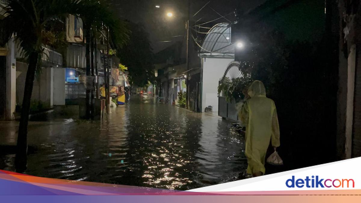 Rumah Warga di Bendul Merisi Surabaya Terendam Banjir Listrik Padam Pula