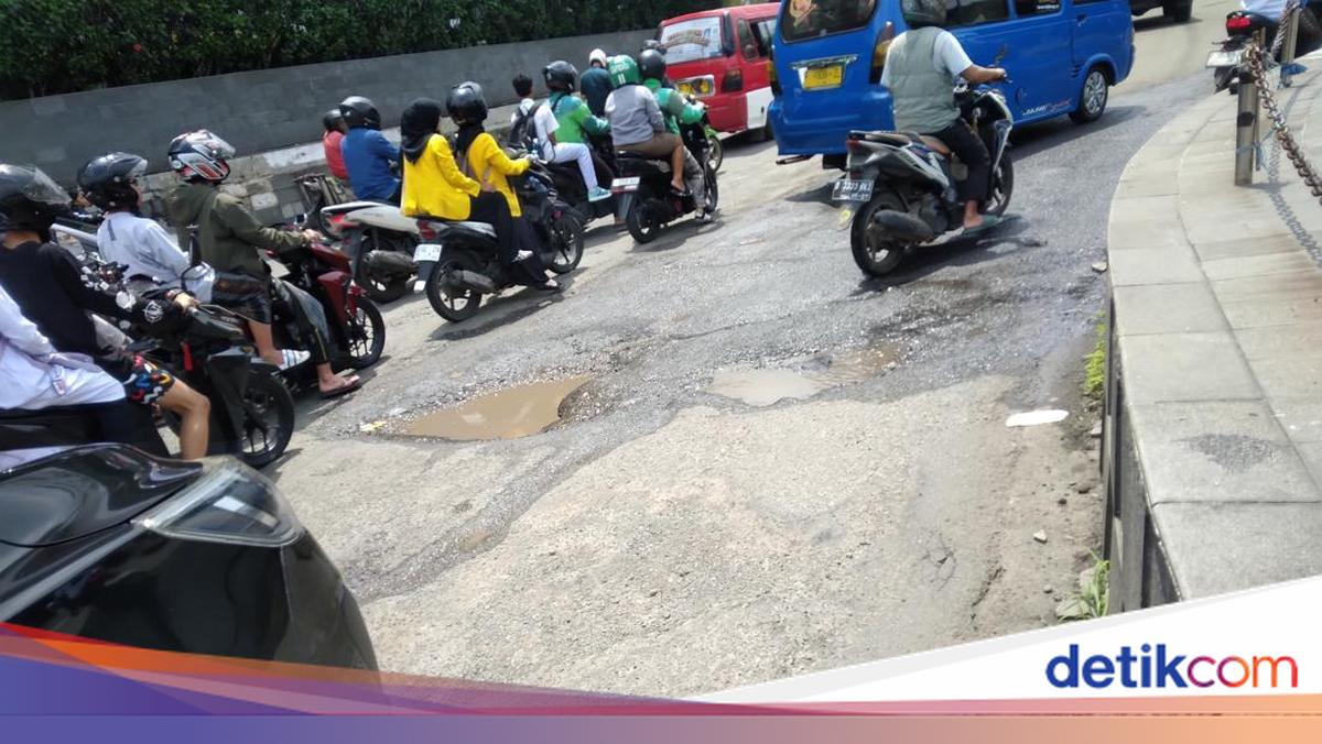Jalan di Bundaran Tugu Lampur Gentur Cianjur Bikin Warga Kesal