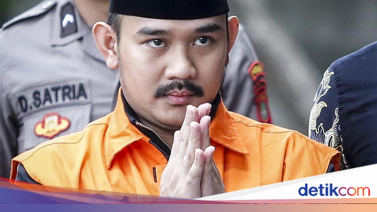 Dakwaan untuk 'Duet Maut' Bupati Bekasi dan Ayahnya