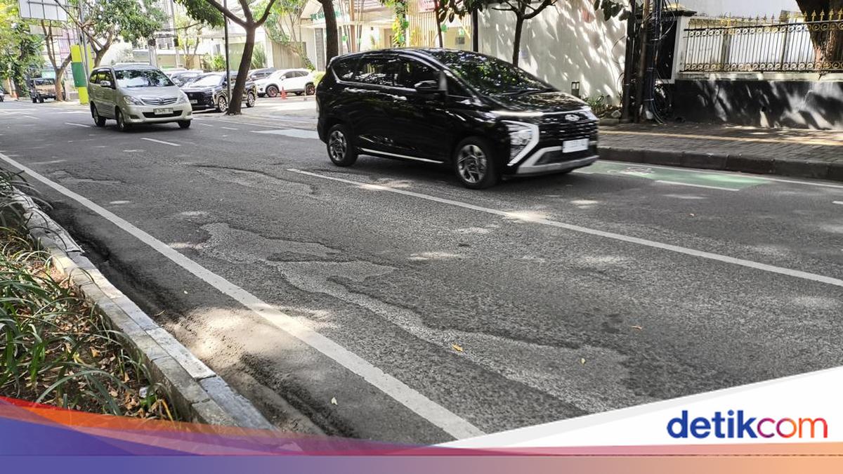 Jalan Seram di Kota Bandung Berlubang, Bahayakan Pengendara