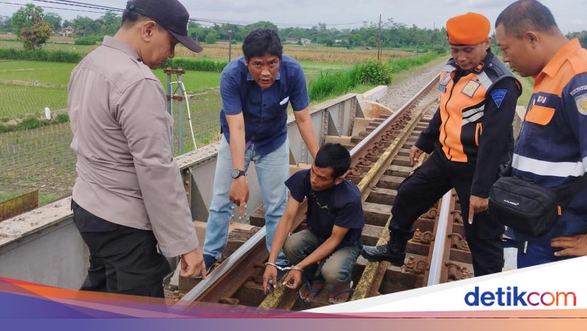 Polisi Tangkap Pencuri 108 Baut Rel Kereta Api di Blitar, 1 Buron