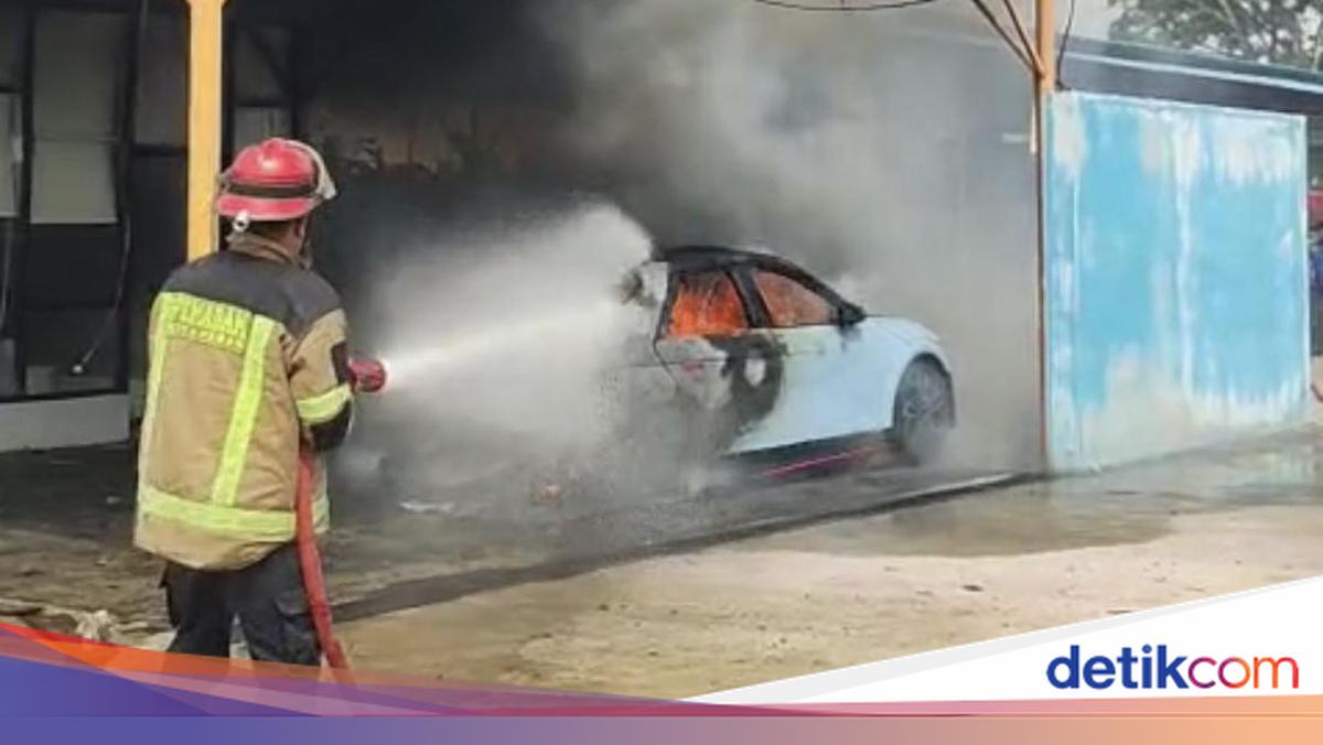 Mobil Listrik Terbakar saat Berada di Bengkel Kota Medan