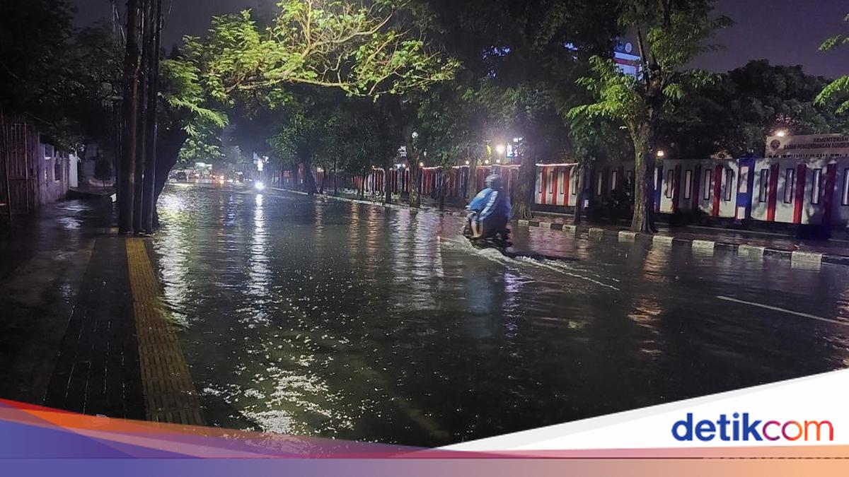 Jalanan di Semarang Tergenang Imbas Hujan Deras Sejak Sore
