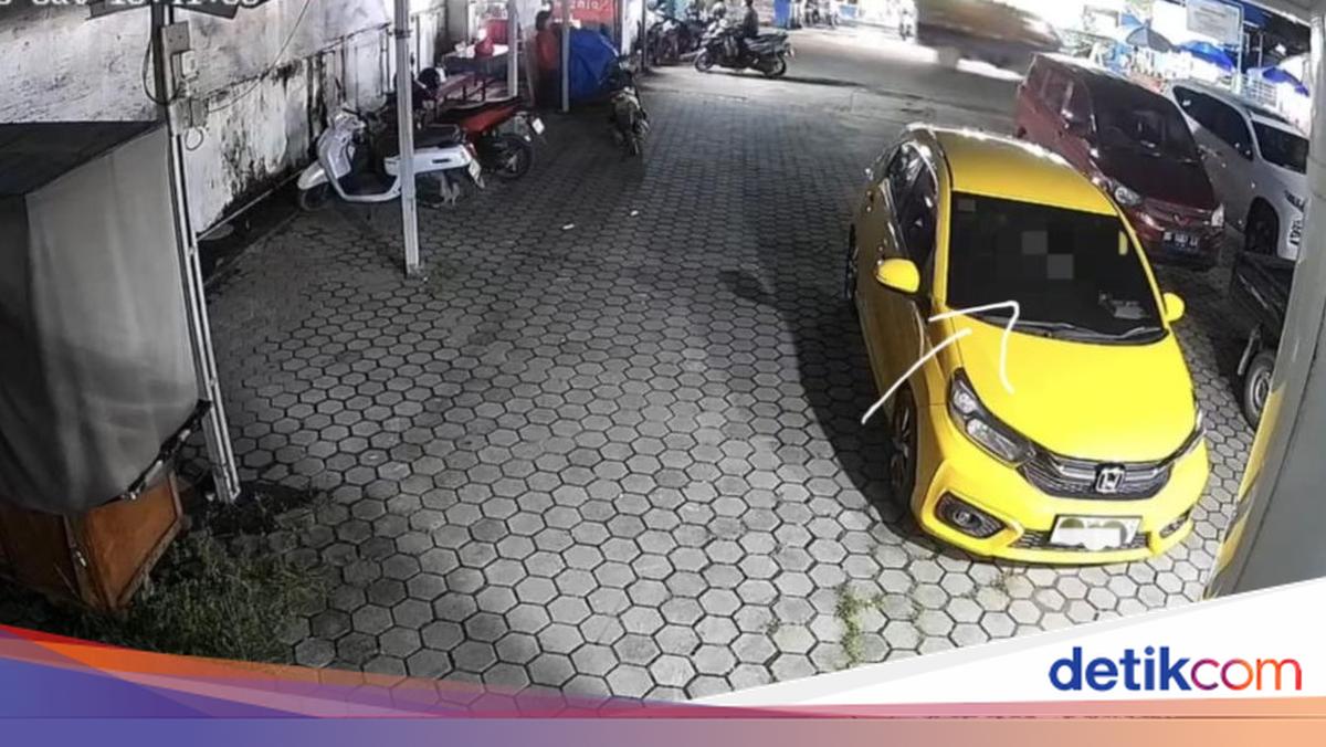 Sejoli Terekam CCTV Berbuat Asusila dalam Mobil di Depan Klinik Palembang