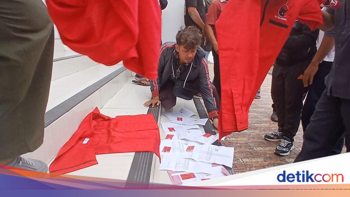 Momen HUT Partai, Puluhan Kader PDIP Brebes Mundur dan Kembalikan KTA