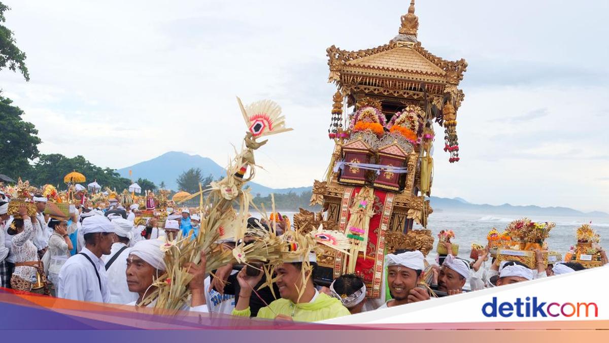 Ratusan Umat Hindu Gelar Ritual Mesucian di Pantai Saba Bali
