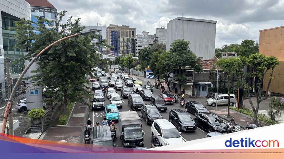 Awas! Kawasan Tunjungan Plaza Surabaya Macet Imbas Demo Buruh Pakerin