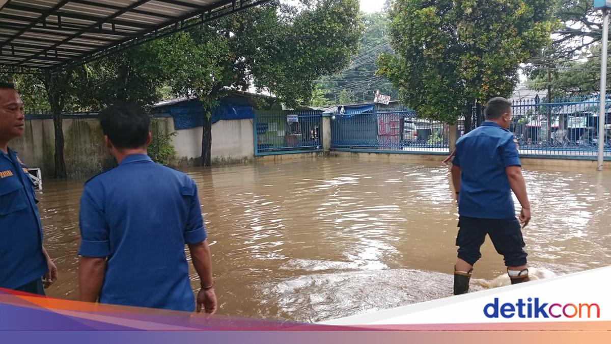 Bank hingga Kantor Samsat di Depok Tergenang Banjir, Layanan Tutup ...