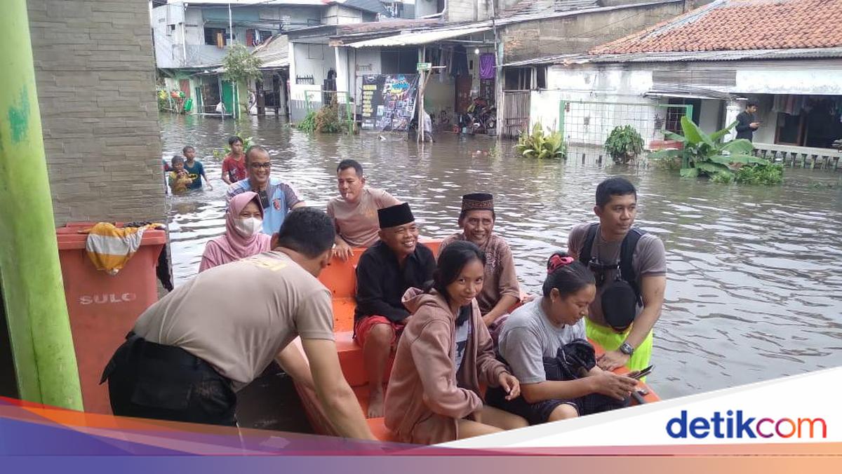 Pegangsaan Dua Jakut Masih Terendam Banjir, Warga Mengungsi