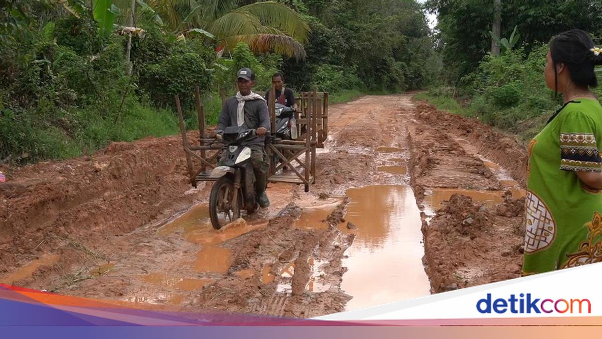 Warga Keluhkan Jalan di Desa Talang Buluh Banyuasin Berlumpur Saat Hujan