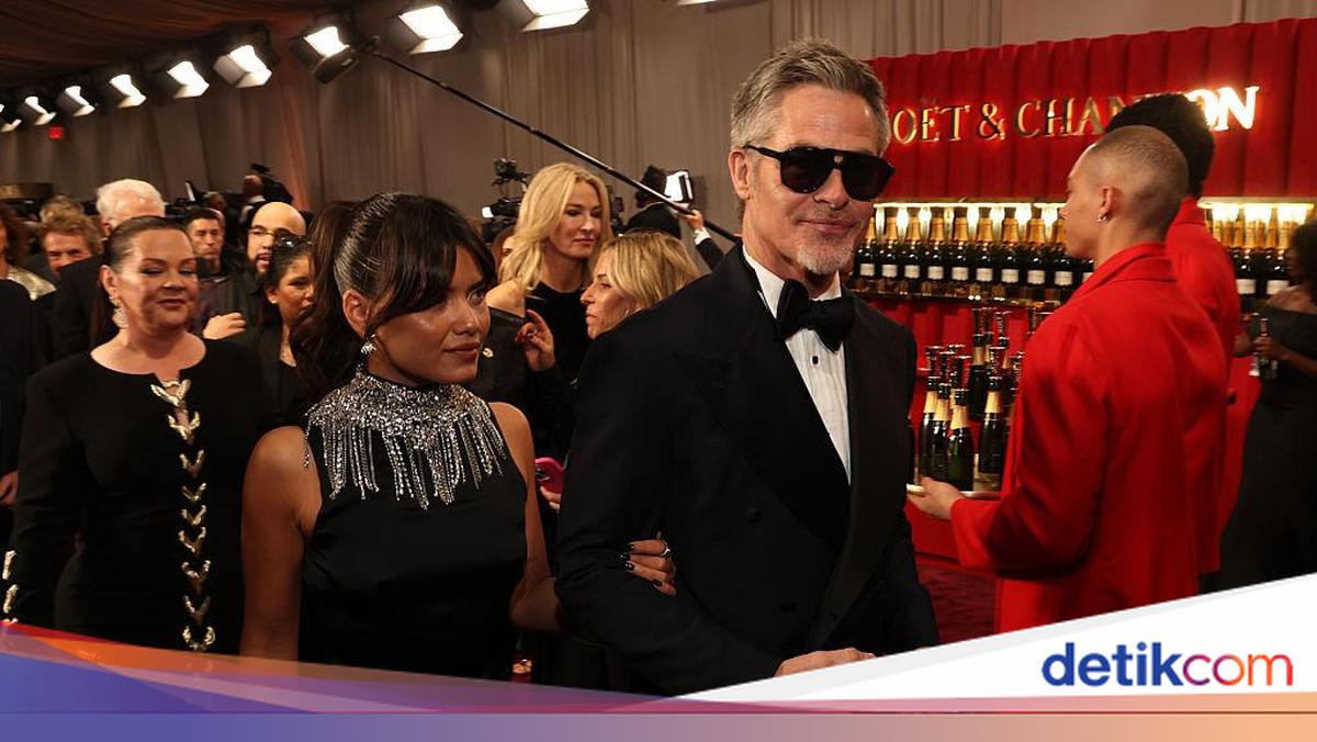 Penampilan Langka Chris Pine Bawa Pacar di Golden Globes, Lebih Muda 15 ...