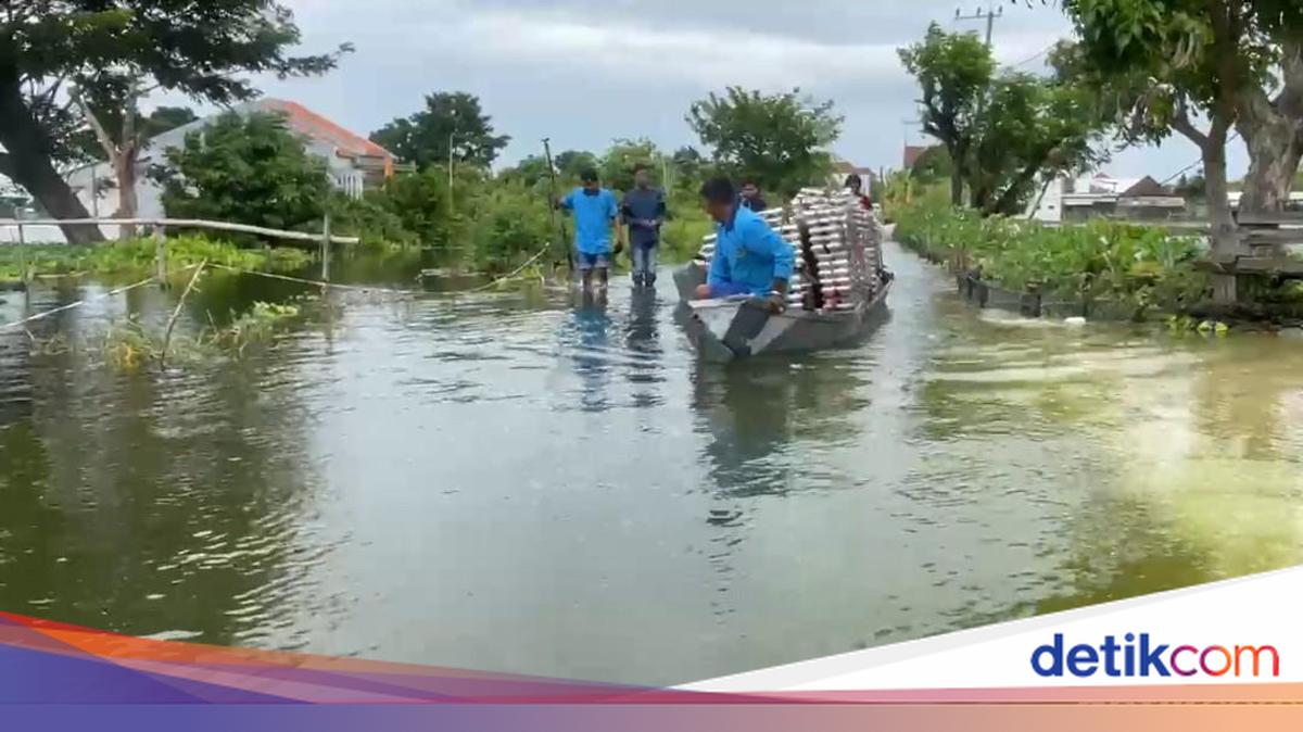 MBG di Lamongan Dikirim Naik Perahu Akibat Jalan Terendam Banjir
