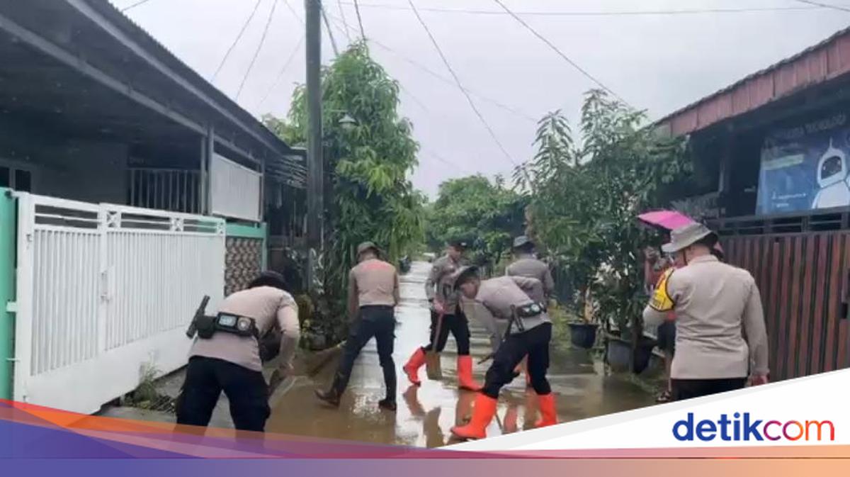 Banjir di Parungpanjang Bogor Surut, Polisi Bantu Bersihkan Sisa Lumpur