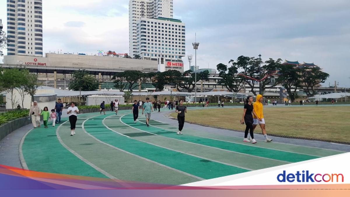 Kembali Dibuka, Warga Ramaikan Trek Lari di Lapangan Merdeka Medan