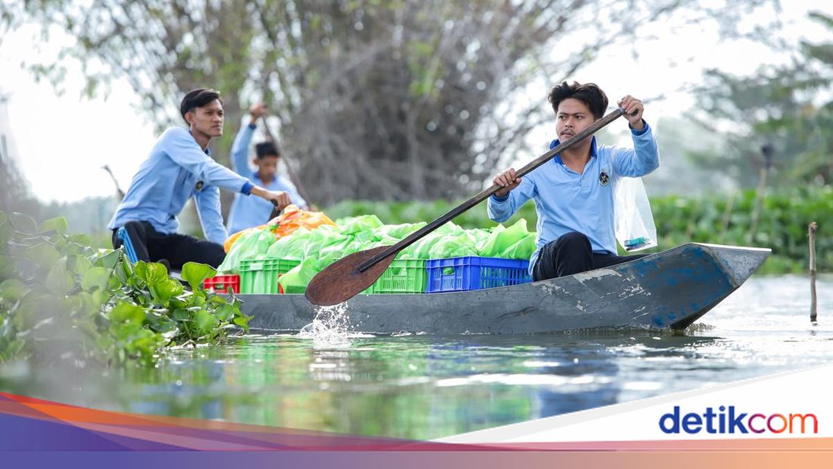 Terjang Banjir, Penyaluran MBG di Lamongan Mengandalkan Perahu