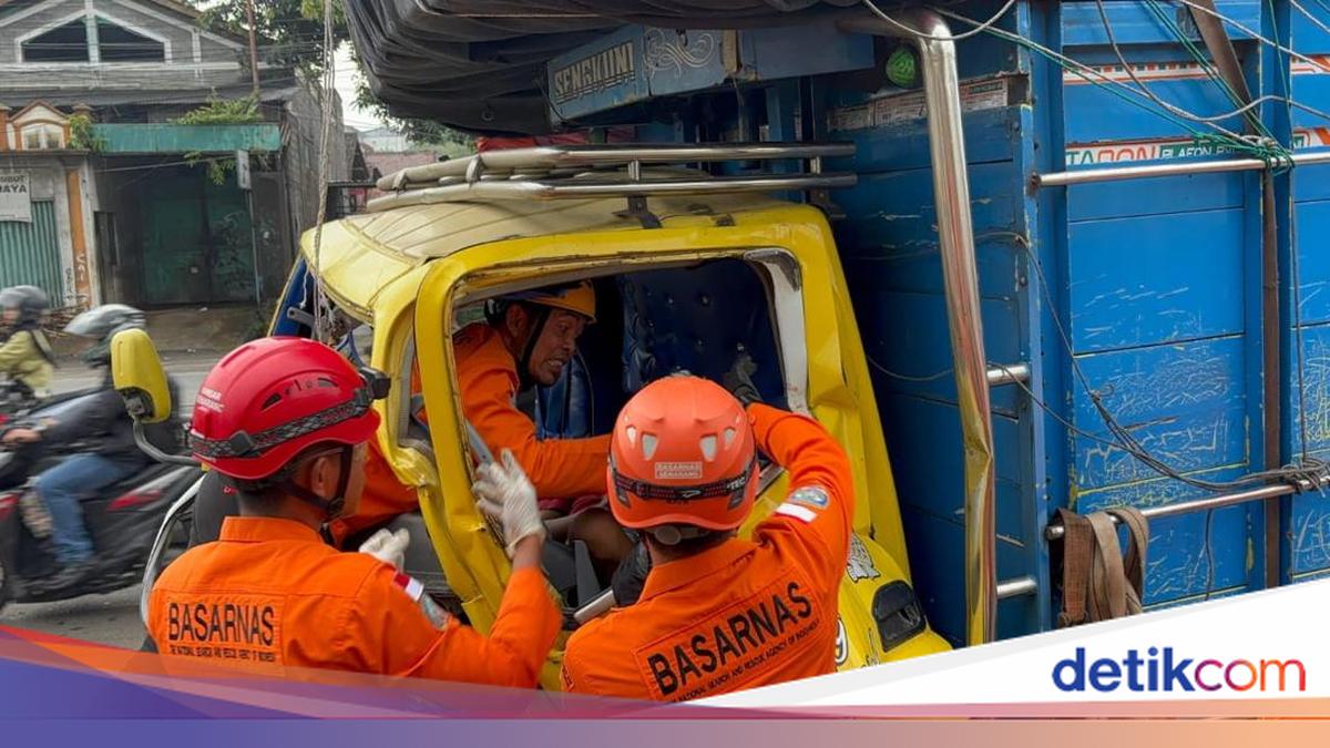 Tabrakan Truk Vs Truk di Mangkang Semarang, Sopir Tewas Terjepit